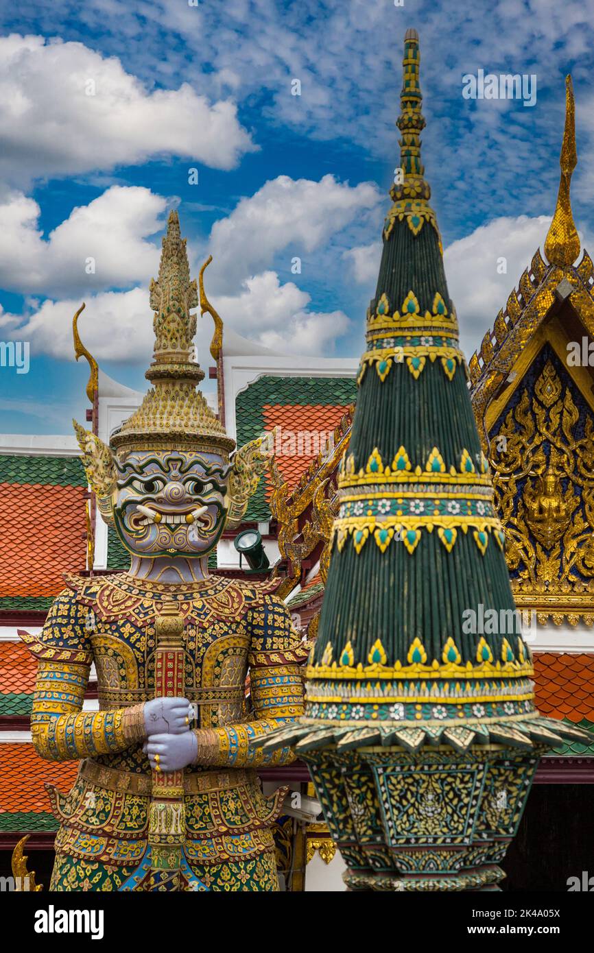 Grand palace guard statue hi-res stock photography and images - Alamy