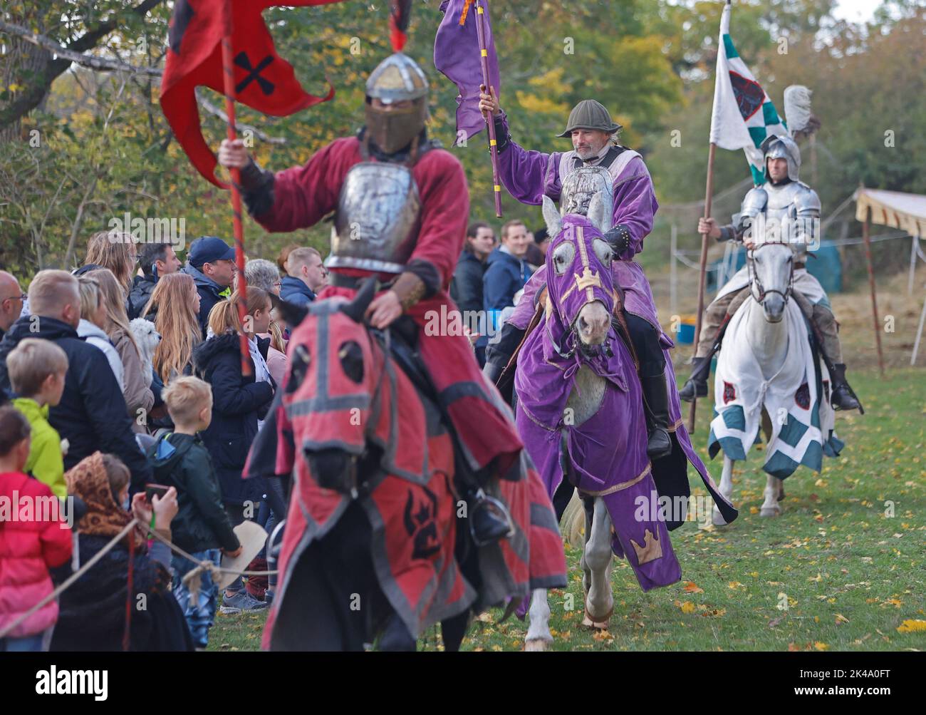 Pansfelde, Germany. 01st Oct, 2022. Performers present a jousting ...