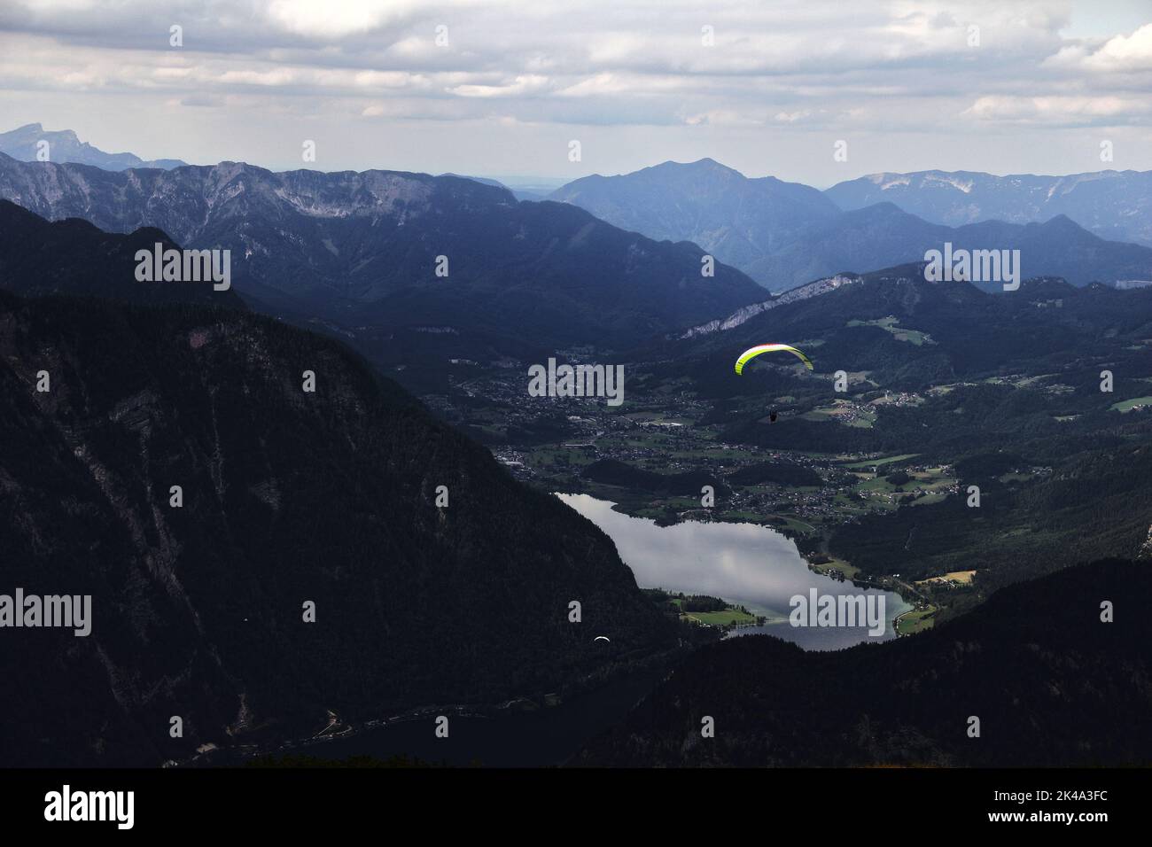 Paragliding over the lake of Hallstatt in the Austrian alps Stock Photo ...