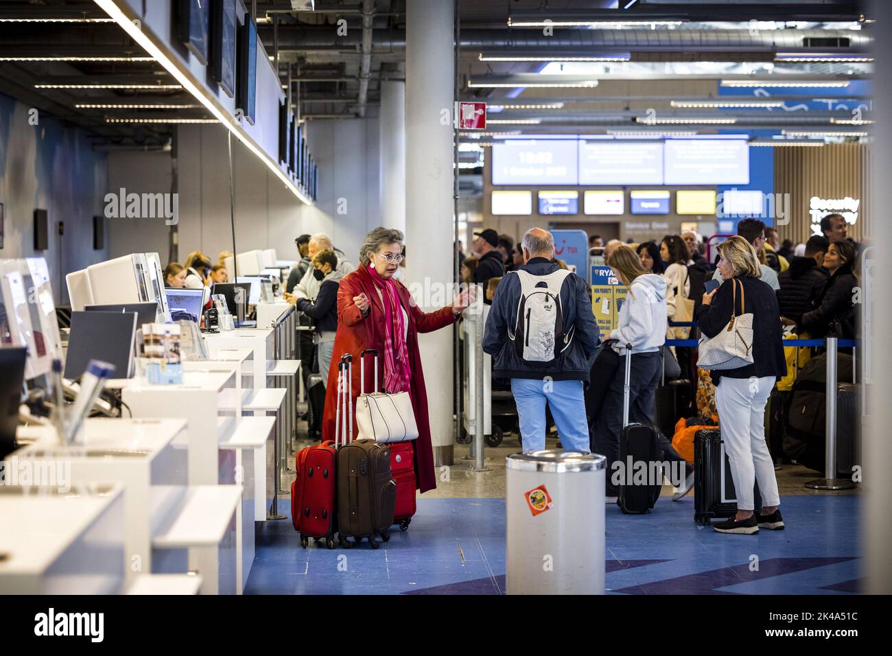 2022-10-01 18:03:37 EINDHOVEN - Travelers at Eindhoven Airport are ...