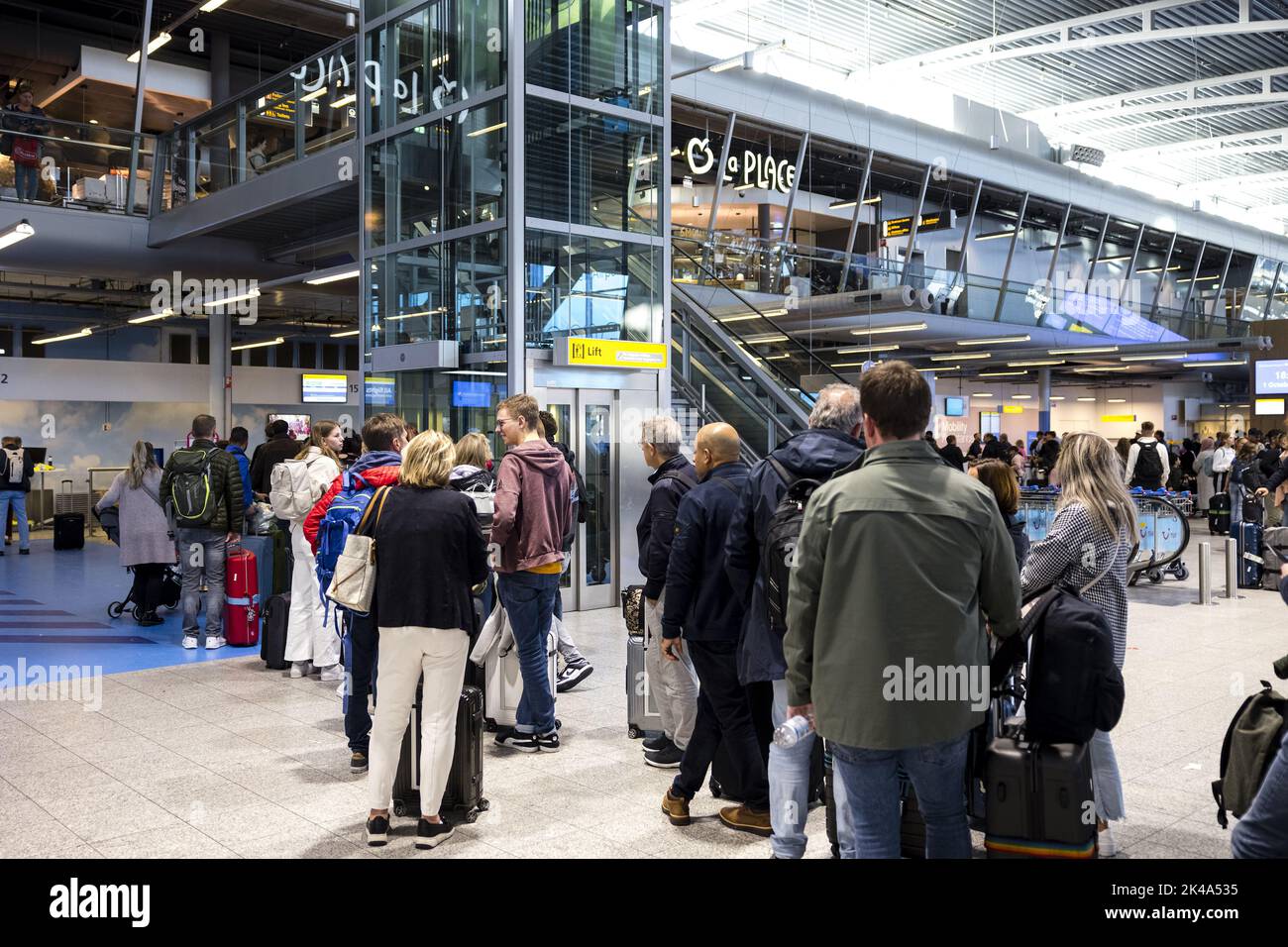 2022-10-01 18:01:46 EINDHOVEN - Travelers at Eindhoven Airport are ...