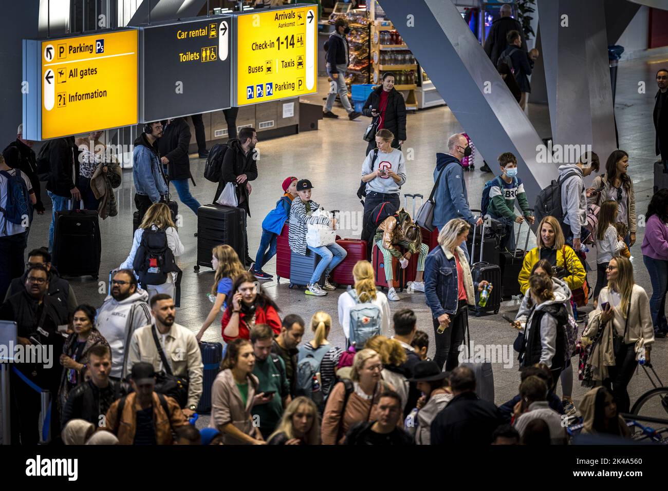 2022-10-01 18:07:45 EINDHOVEN - Travelers at Eindhoven Airport are ...