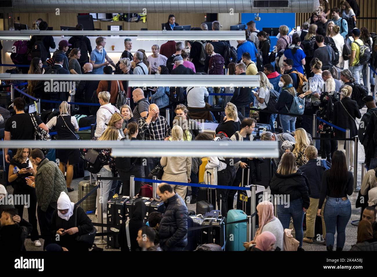 2022-10-01 18:11:23 EINDHOVEN - Travelers at Eindhoven Airport are ...