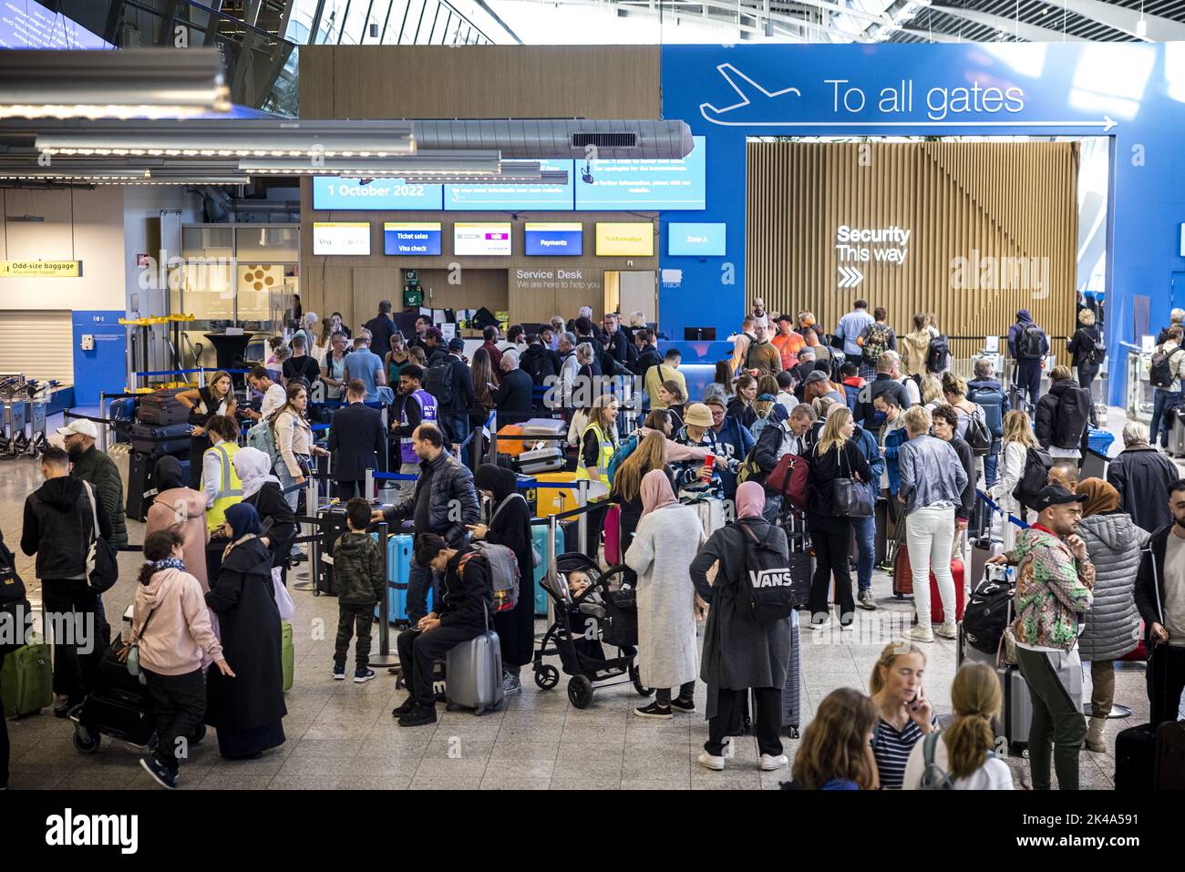 2022-10-01 18:04:07 EINDHOVEN - Travelers at Eindhoven Airport are ...