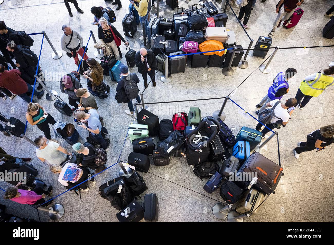2022-10-01 18:05:24 EINDHOVEN - Travelers at Eindhoven Airport are ...