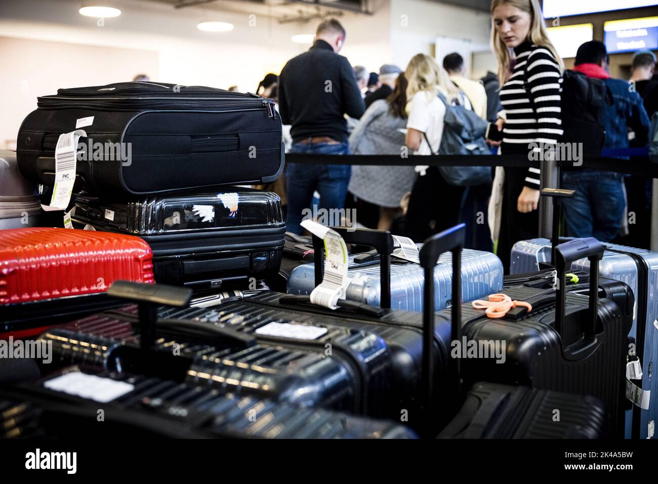 2022-10-01 18:13:00 EINDHOVEN - Travelers at Eindhoven Airport are ...