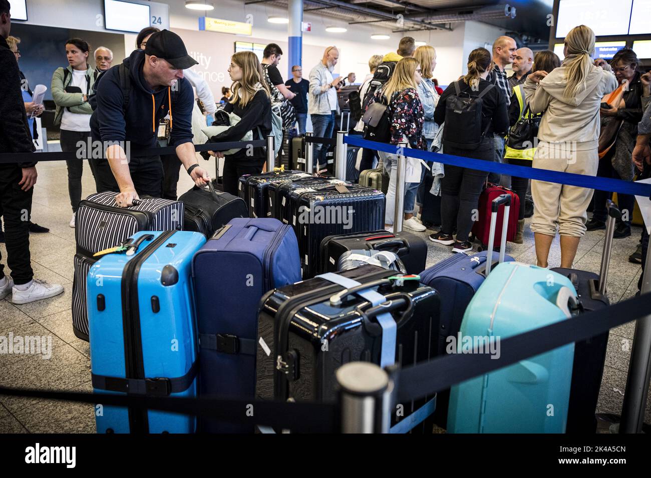 2022-10-01 18:11:50 EINDHOVEN - Travelers at Eindhoven Airport are ...