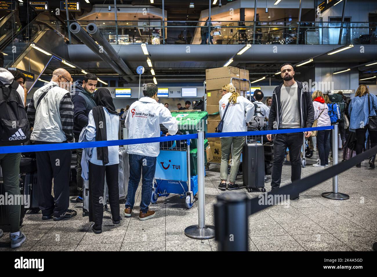 2022-10-01 18:20:21 EINDHOVEN - Travelers at Eindhoven Airport are ...