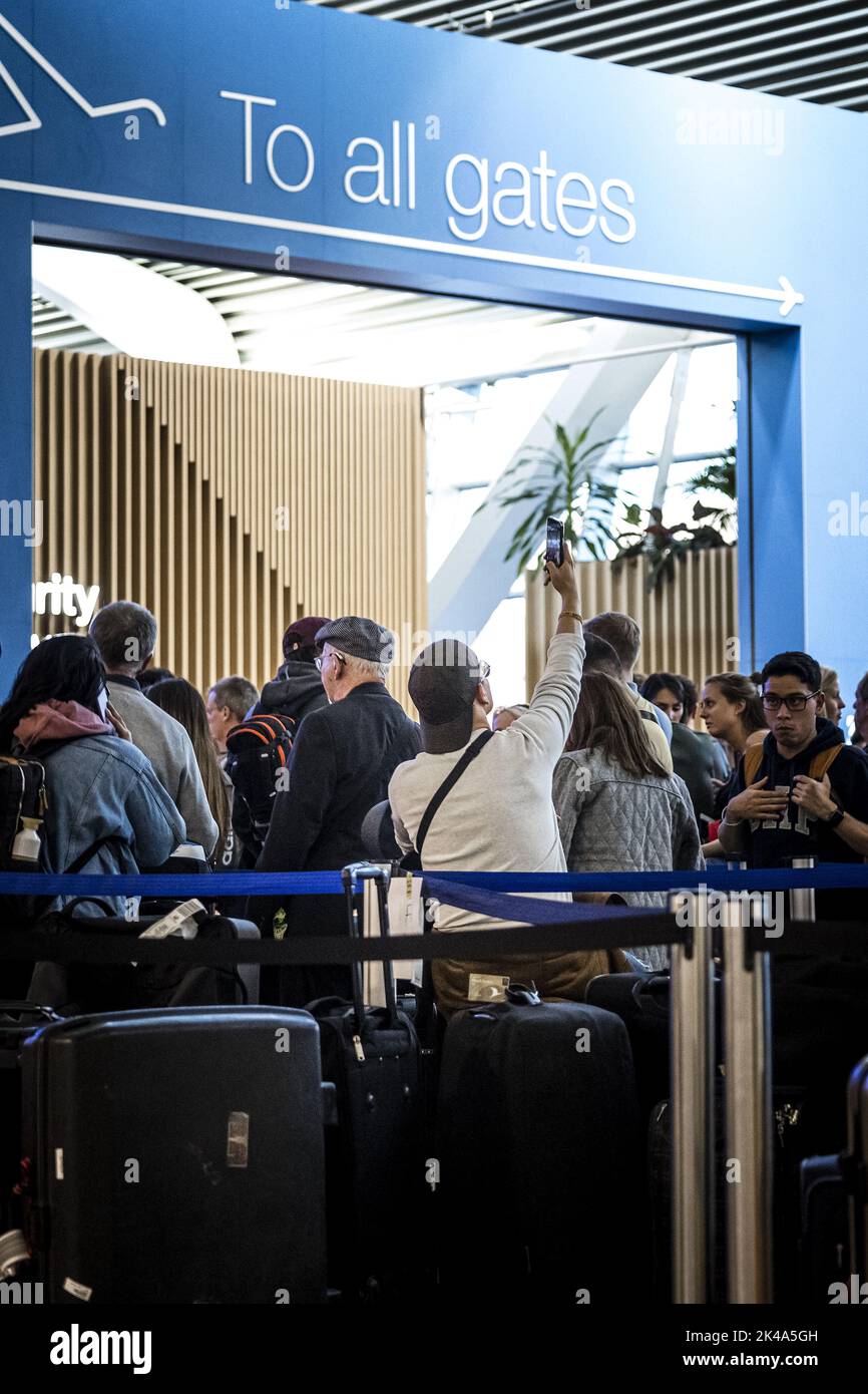 2022-10-01 18:18:26 EINDHOVEN - Travelers at Eindhoven Airport are ...