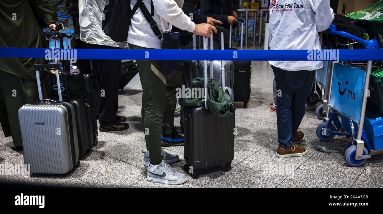 2022-10-01 18:21:13 EINDHOVEN - Travelers at Eindhoven Airport are ...