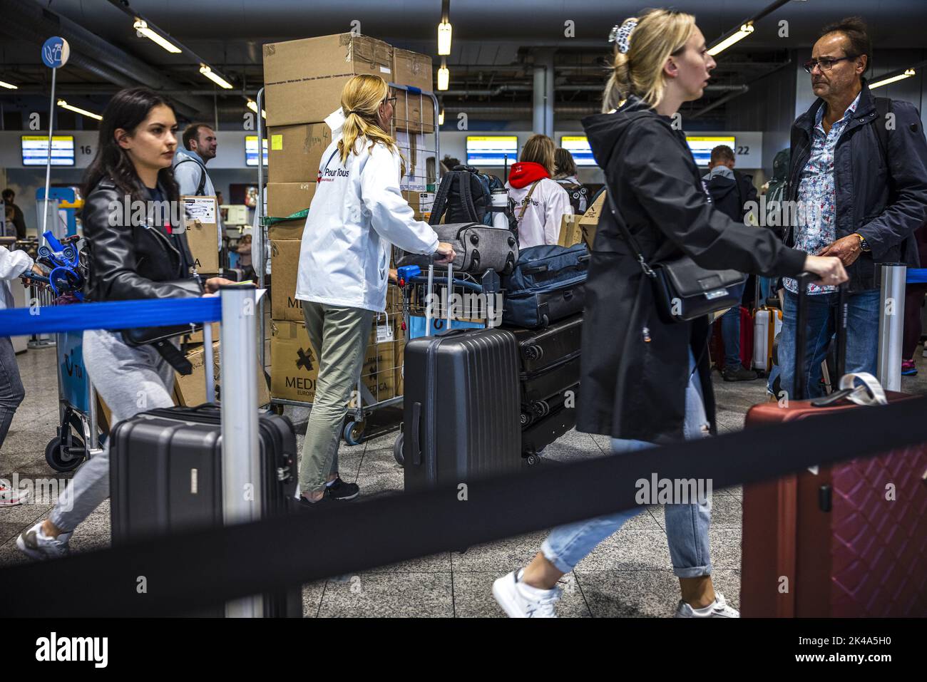 2022-10-01 18:20:48 EINDHOVEN - Travelers at Eindhoven Airport are ...