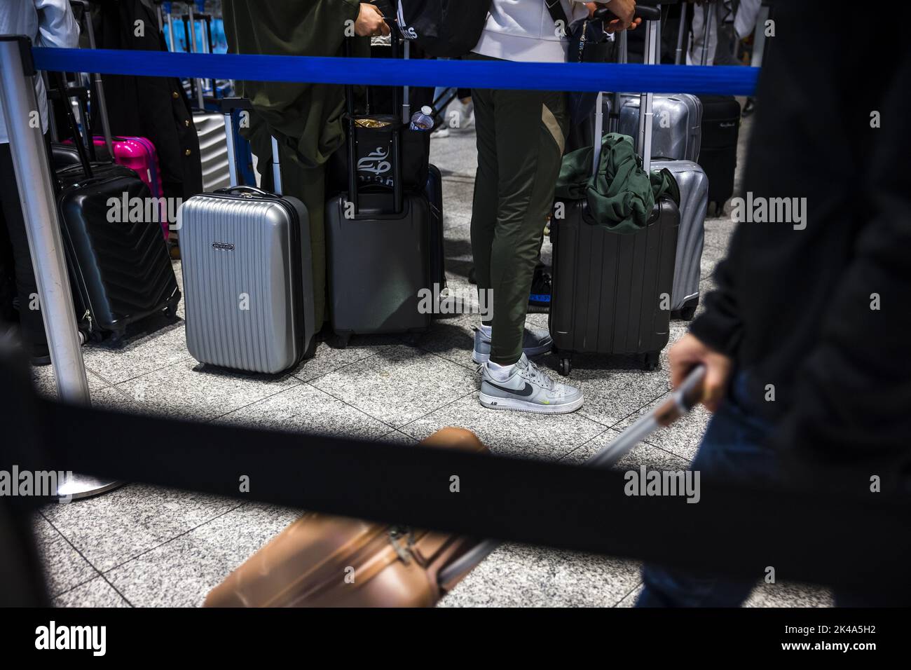 2022-10-01 18:21:47 EINDHOVEN - Travelers at Eindhoven Airport are ...