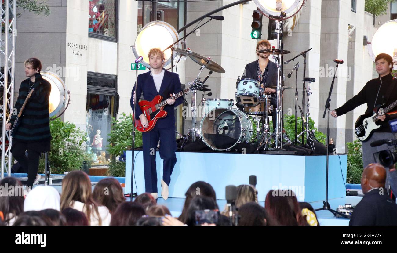 Calum Hood And Luke Hemmings 2022