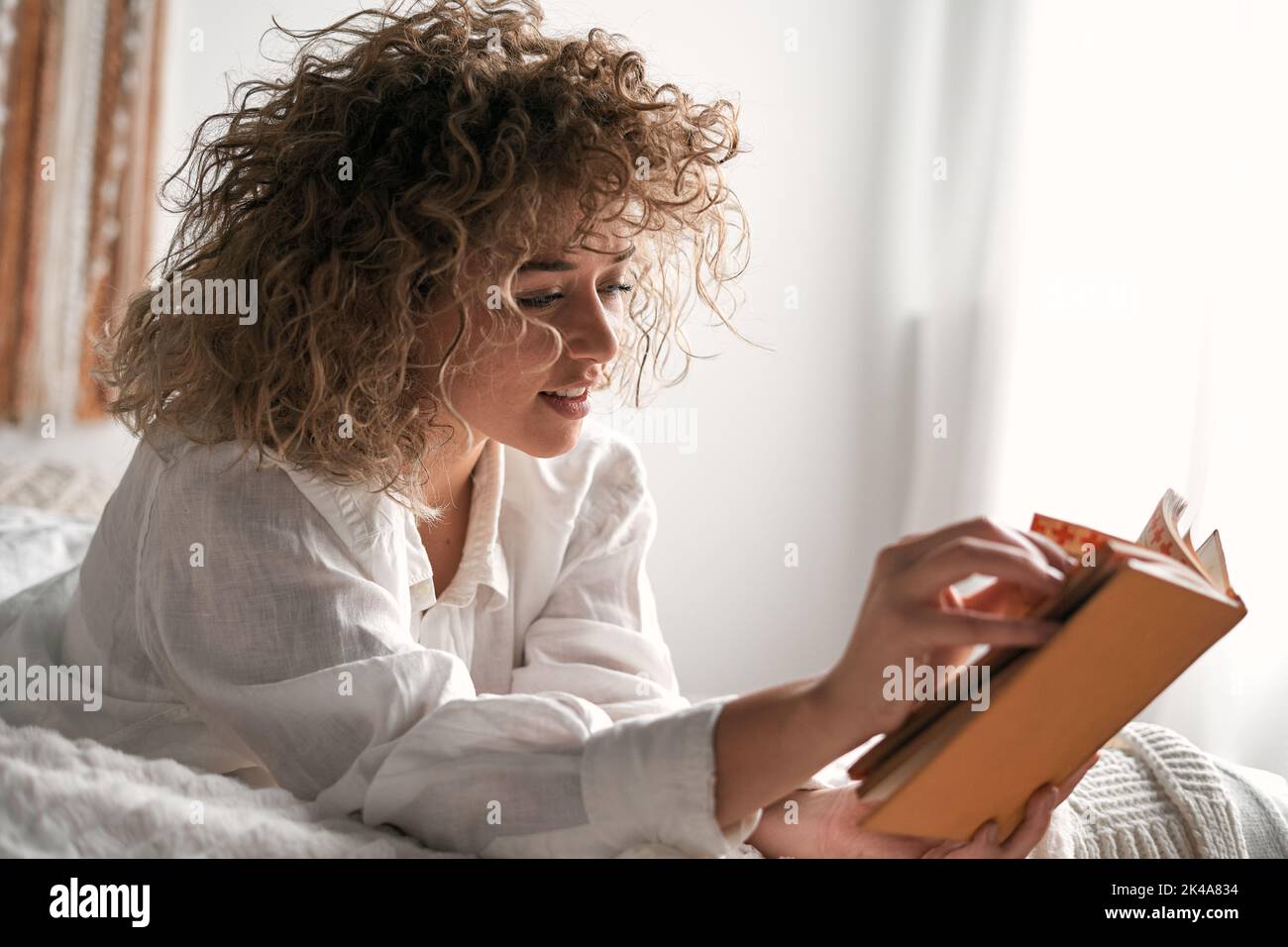 Lady reading book hi-res stock photography and images - Alamy