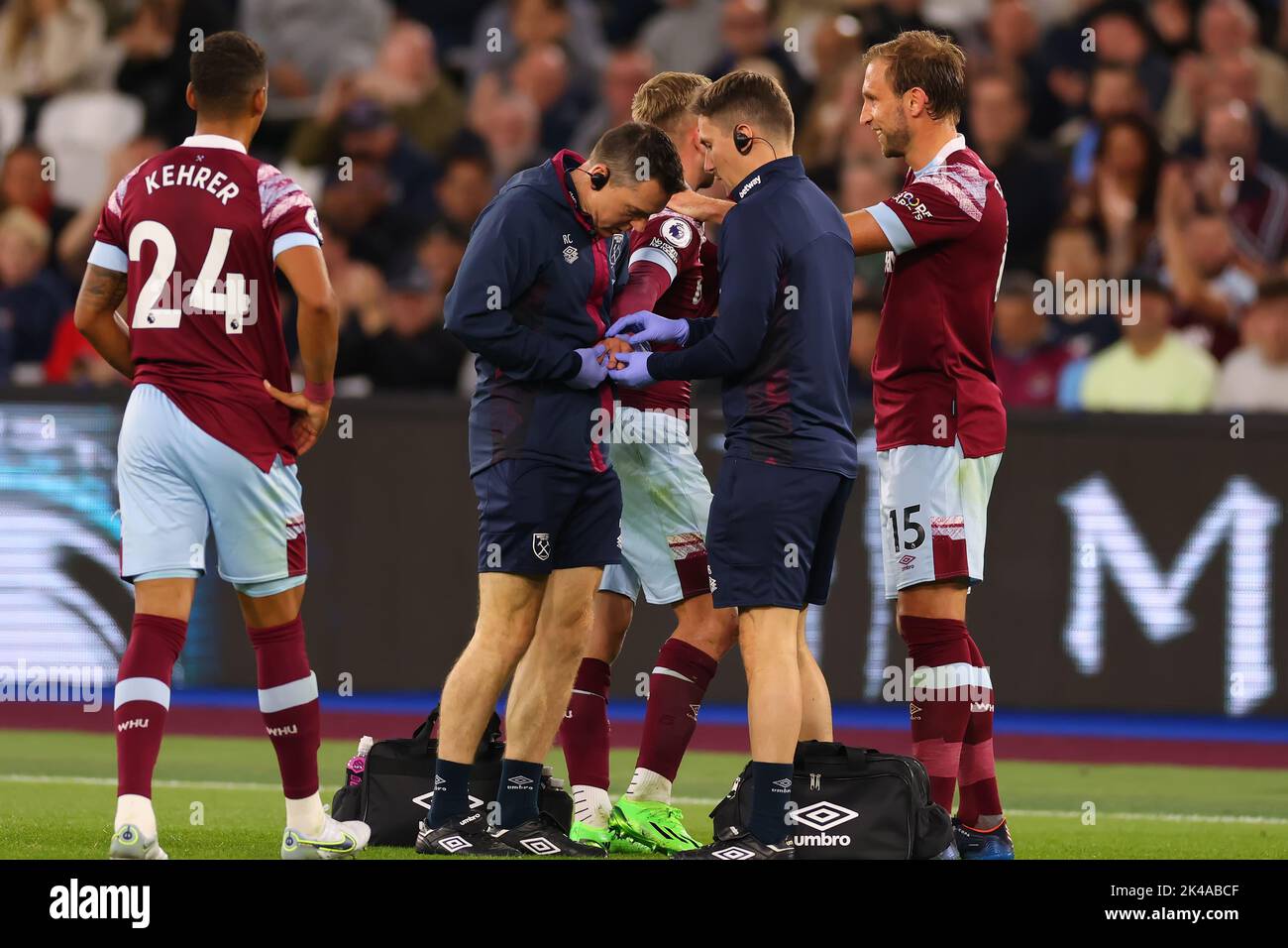Dislocated finger hi-res stock photography and images - Alamy
