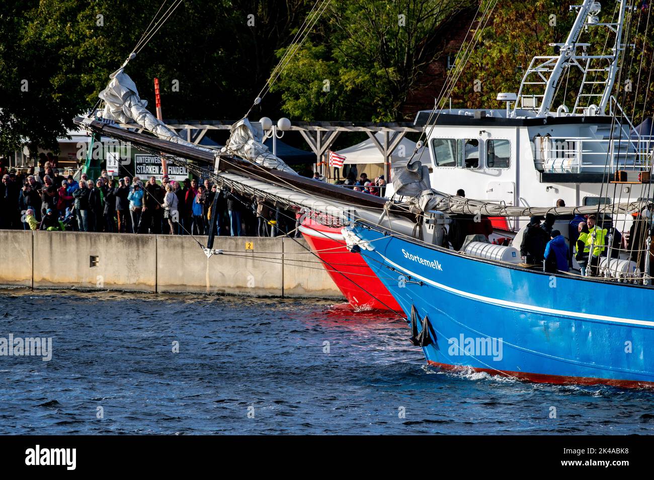 Wilhelmshaven, Germany. 01st Oct, 2022. Numerous spectators watch the ...