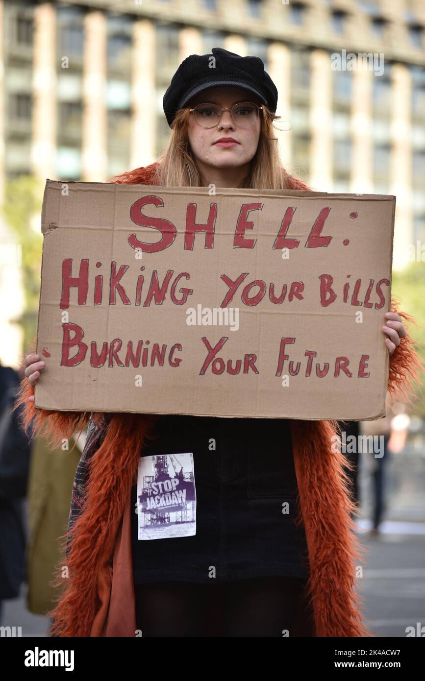 London, UK. 1 October 2022. Hundreds of Just Stop Oil and Extinction ...