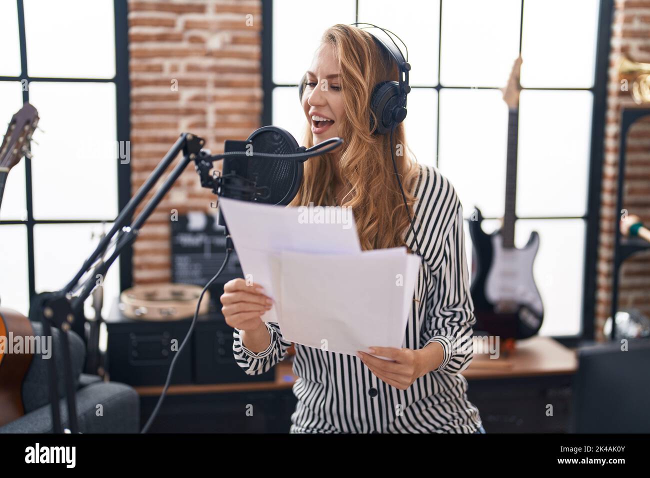 Pretty young female blonde singer hi-res stock photography and images ...