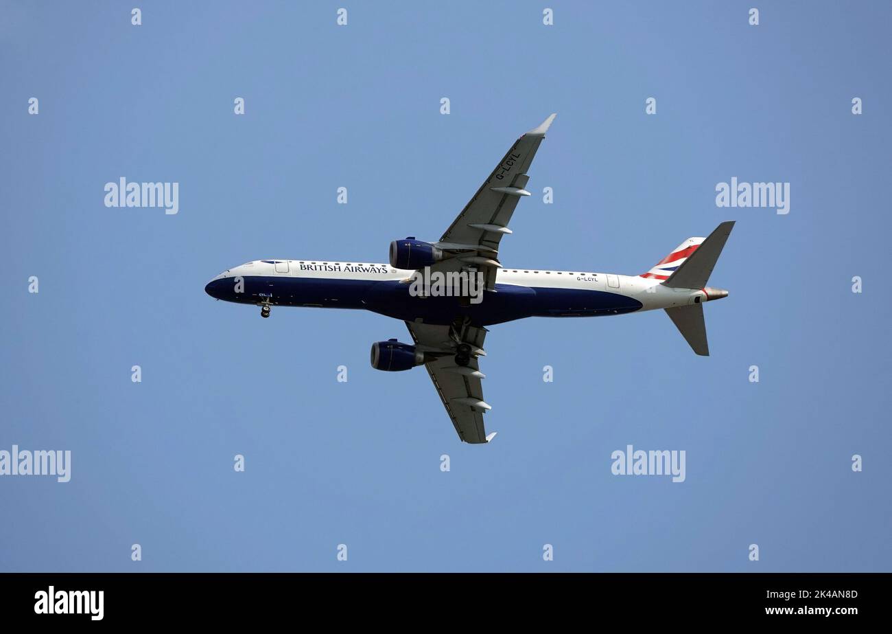 A British Airways plane in flight over central London Stock Photo - Alamy