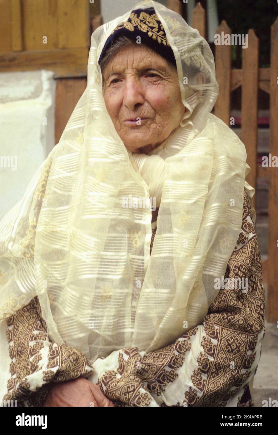 Romanian woman traditional costume hi-res stock photography and images ...