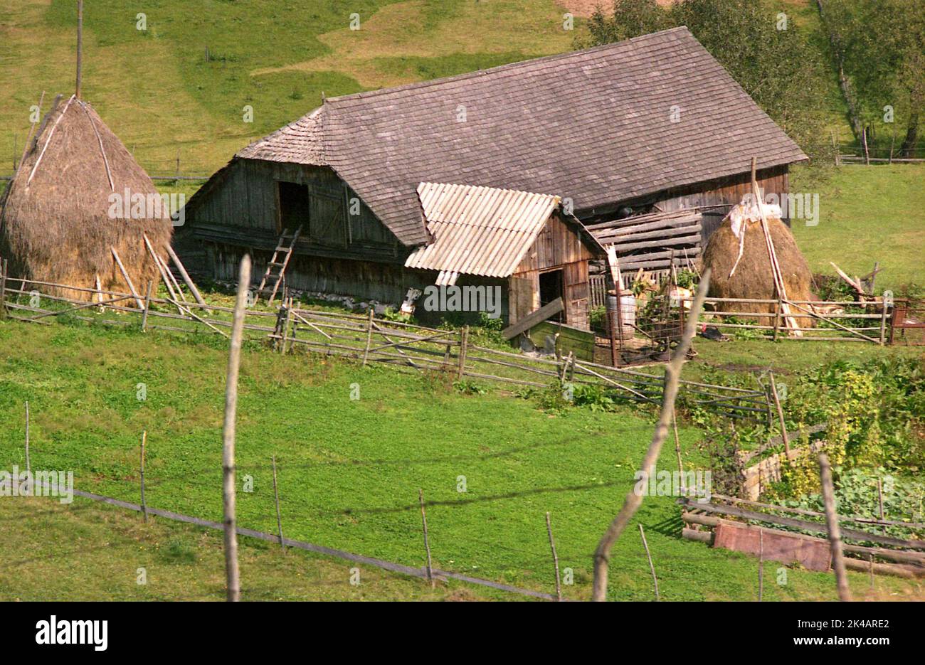 Wooden barn shingles hi-res stock photography and images - Alamy
