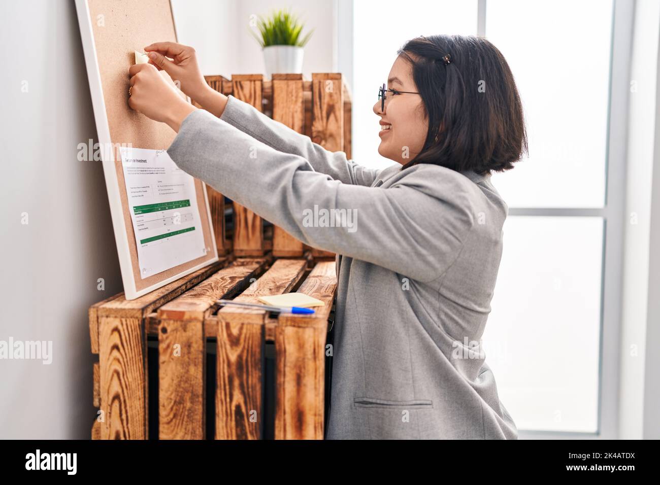 Woman hang writing hi-res stock photography and images - Alamy