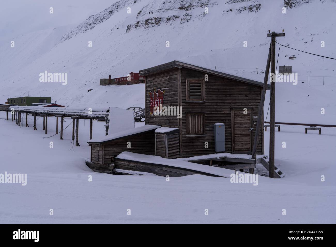 Raised pipes and hut infrastructure Longyearybyen, Svalbard Stock Photo ...