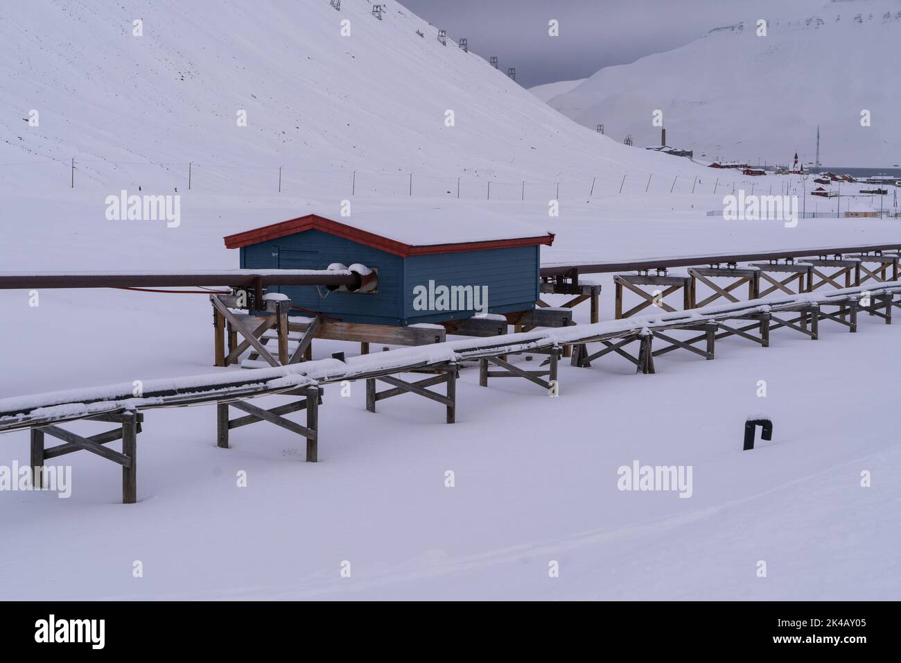 Raised pipes and hut infrastructure Longyearybyen, Svalbard Stock Photo ...