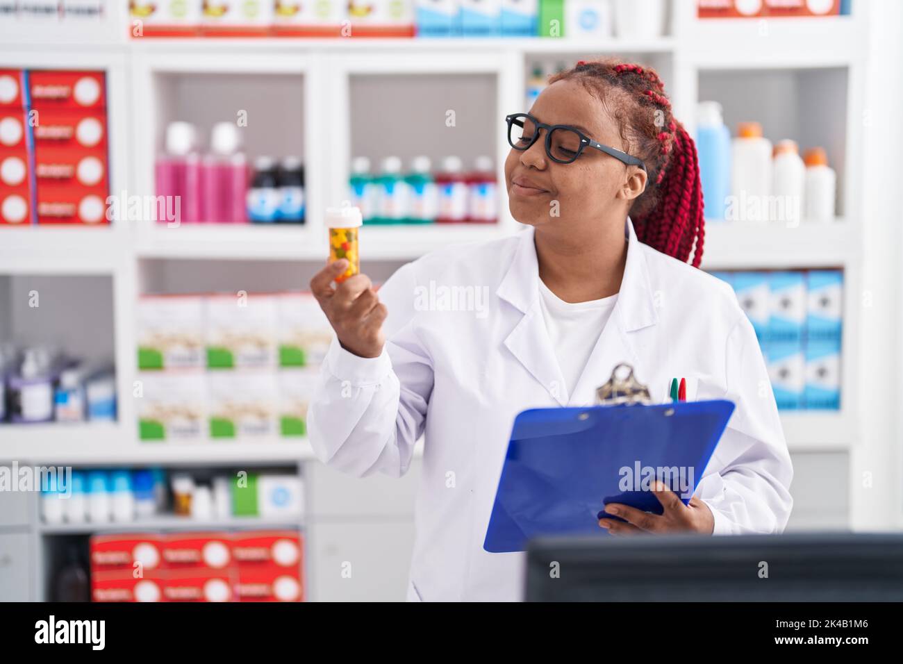 Pharmacist black woman reading hi-res stock photography and images - Alamy