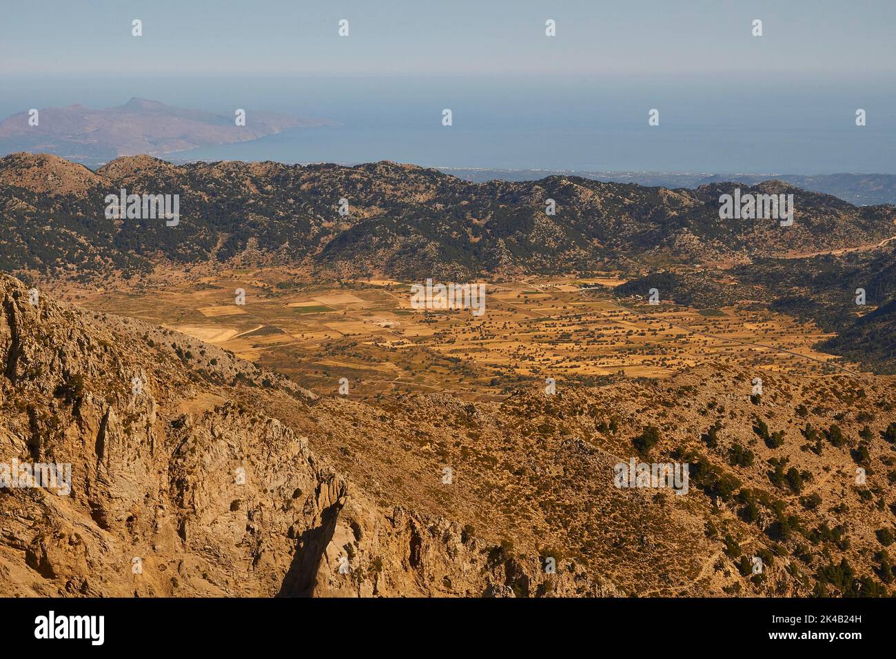 View down to the Omalos plateau, Gingilos, Hiking on the Gingilos ...
