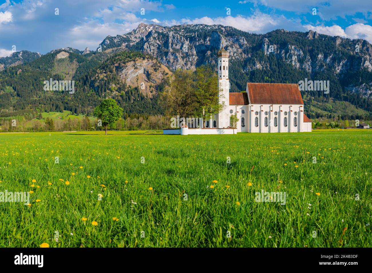 Baroque church of St. Coloman, behind it the Tegelberg mountain range ...