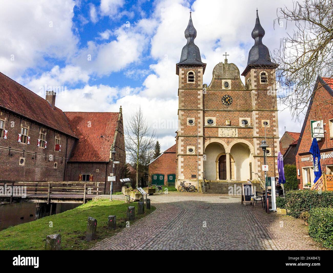 On the left bridge over moat to outer castle Raesfeld, on the right ...