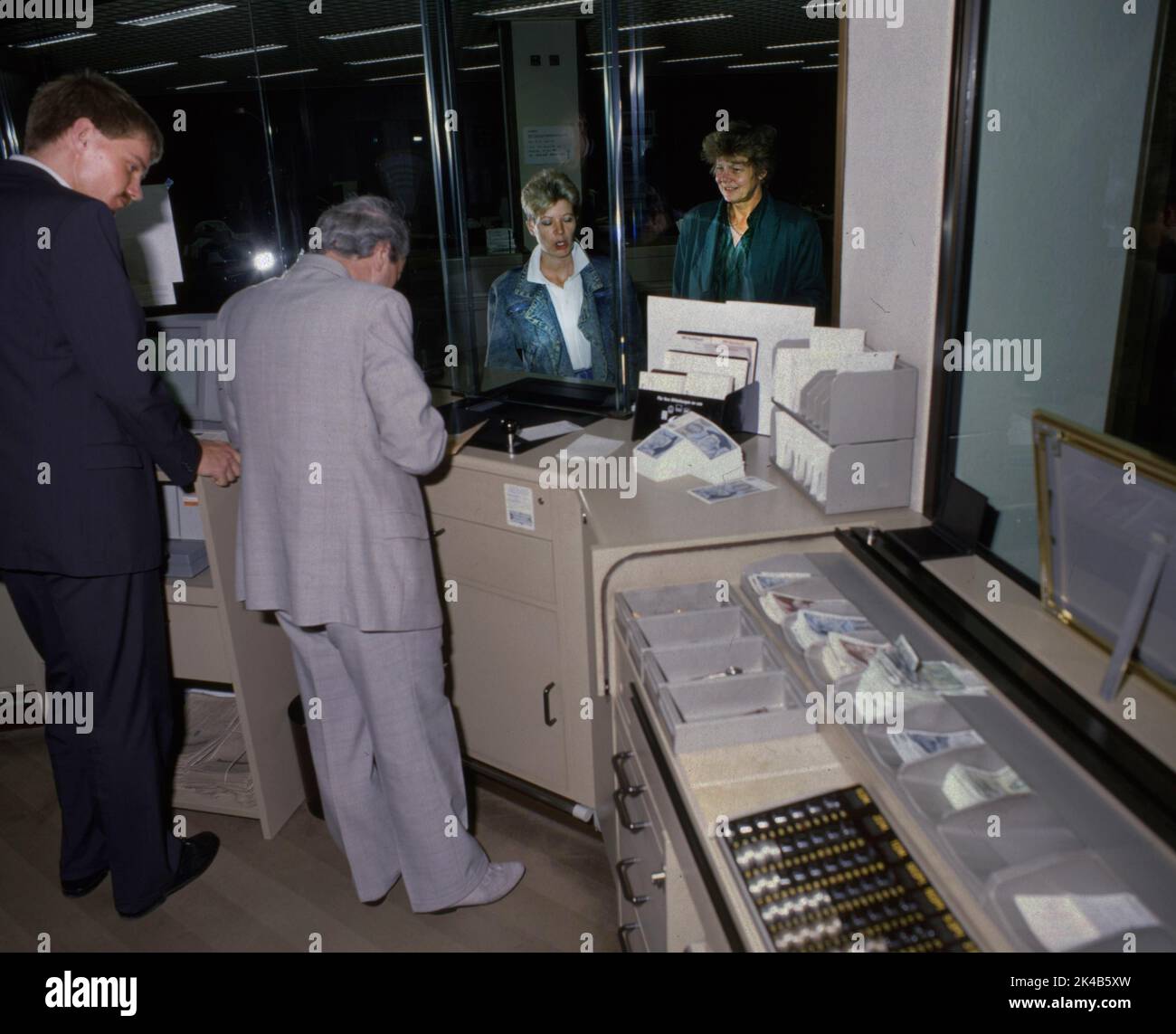 Ca. 1988, Hagen. Banking operations at Deutsche Bank. Customers of the ...