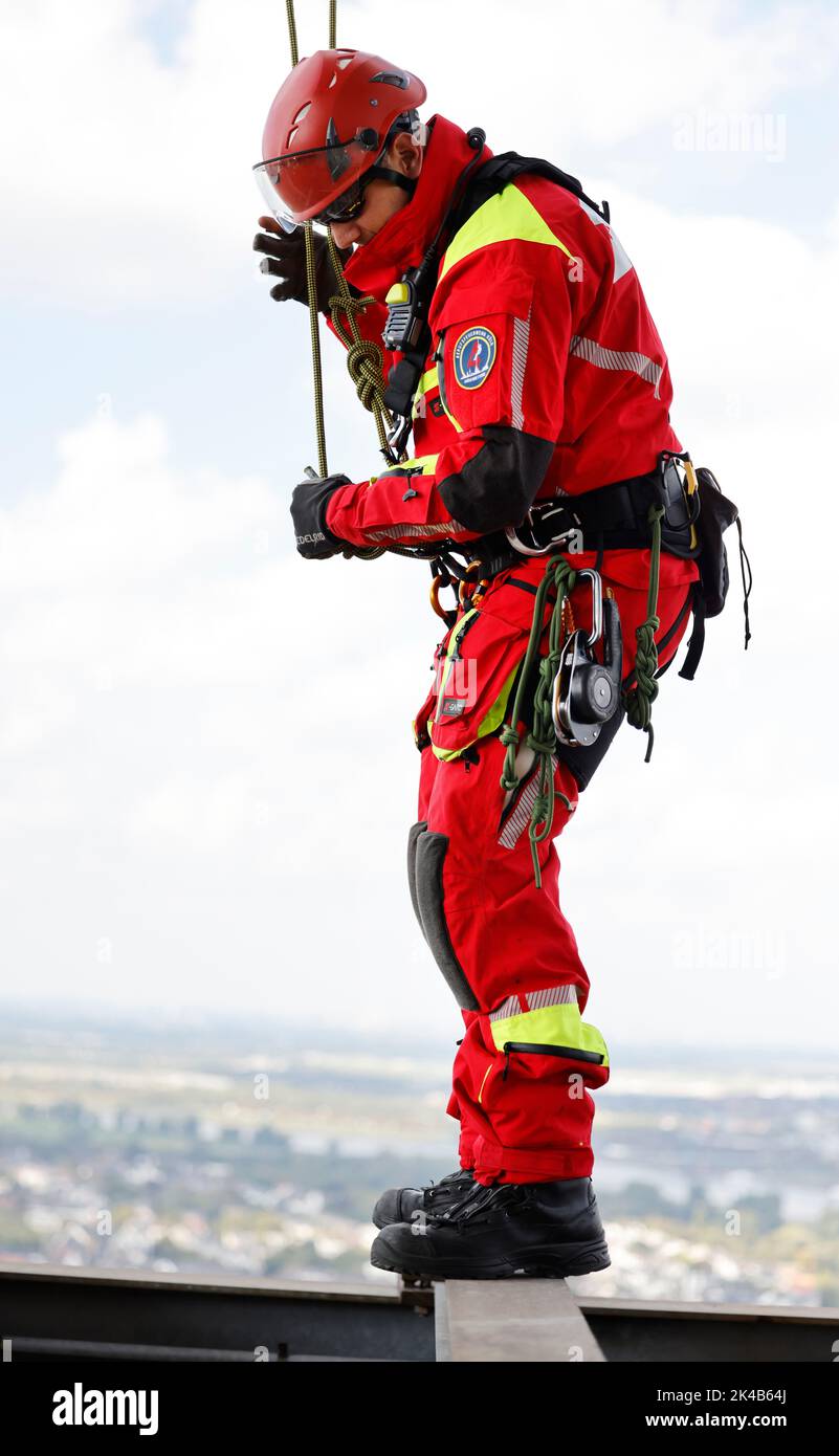 Duesseldorf, Germany. 30th Sep, 2022. A fire department height rescuer ...