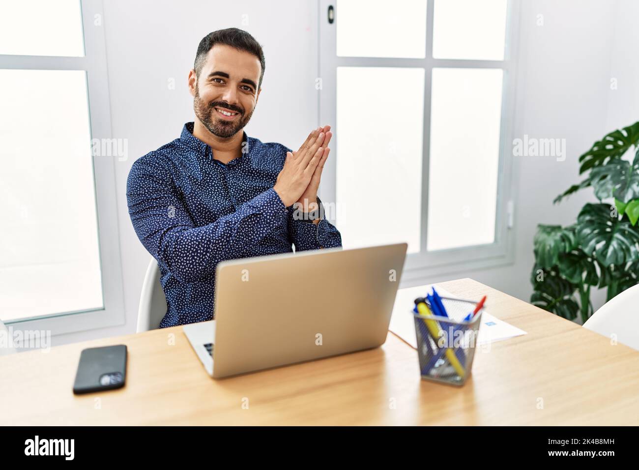 Office clapping arab hi-res stock photography and images - Alamy