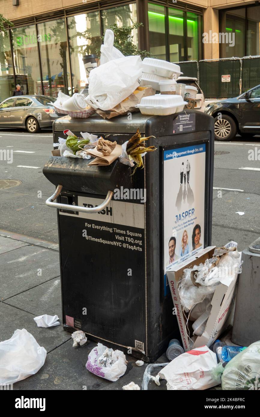 Nyc trash hi-res stock photography and images - Alamy