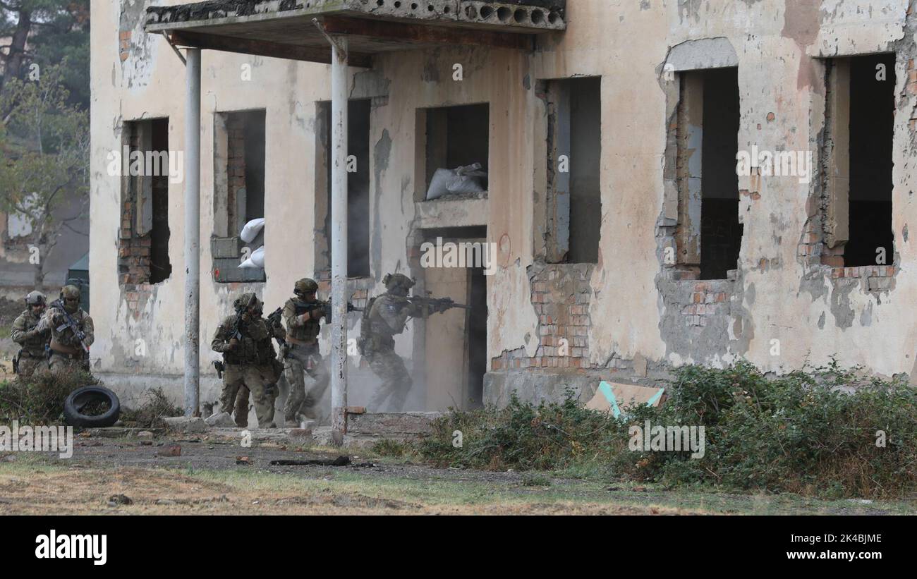 Members of Georgian and Polish special operations forces practice ...