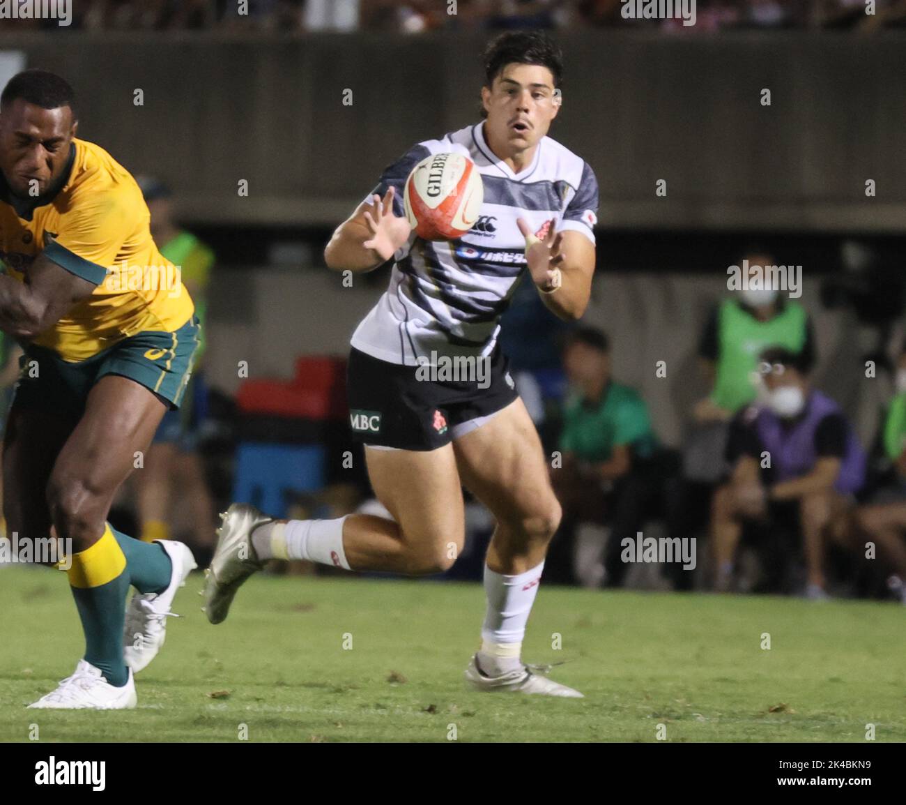 Tokyo, Japan. 1st Oct, 2022. Japan XV center Dylan Riley receives the ...