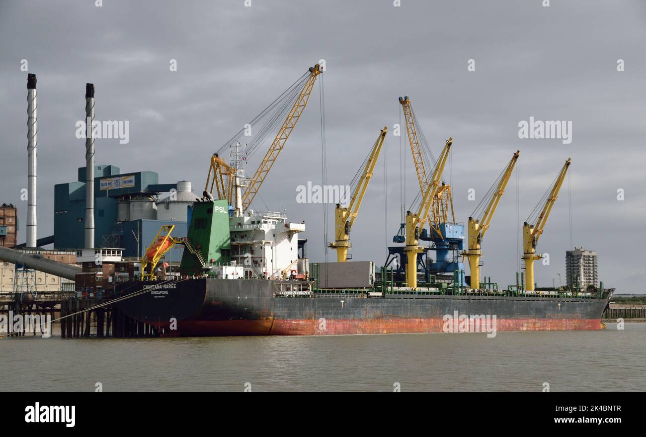 Cargo ship CHINTANA NAREE at Tate & Lyle Sugar's Thames Refinery at ...