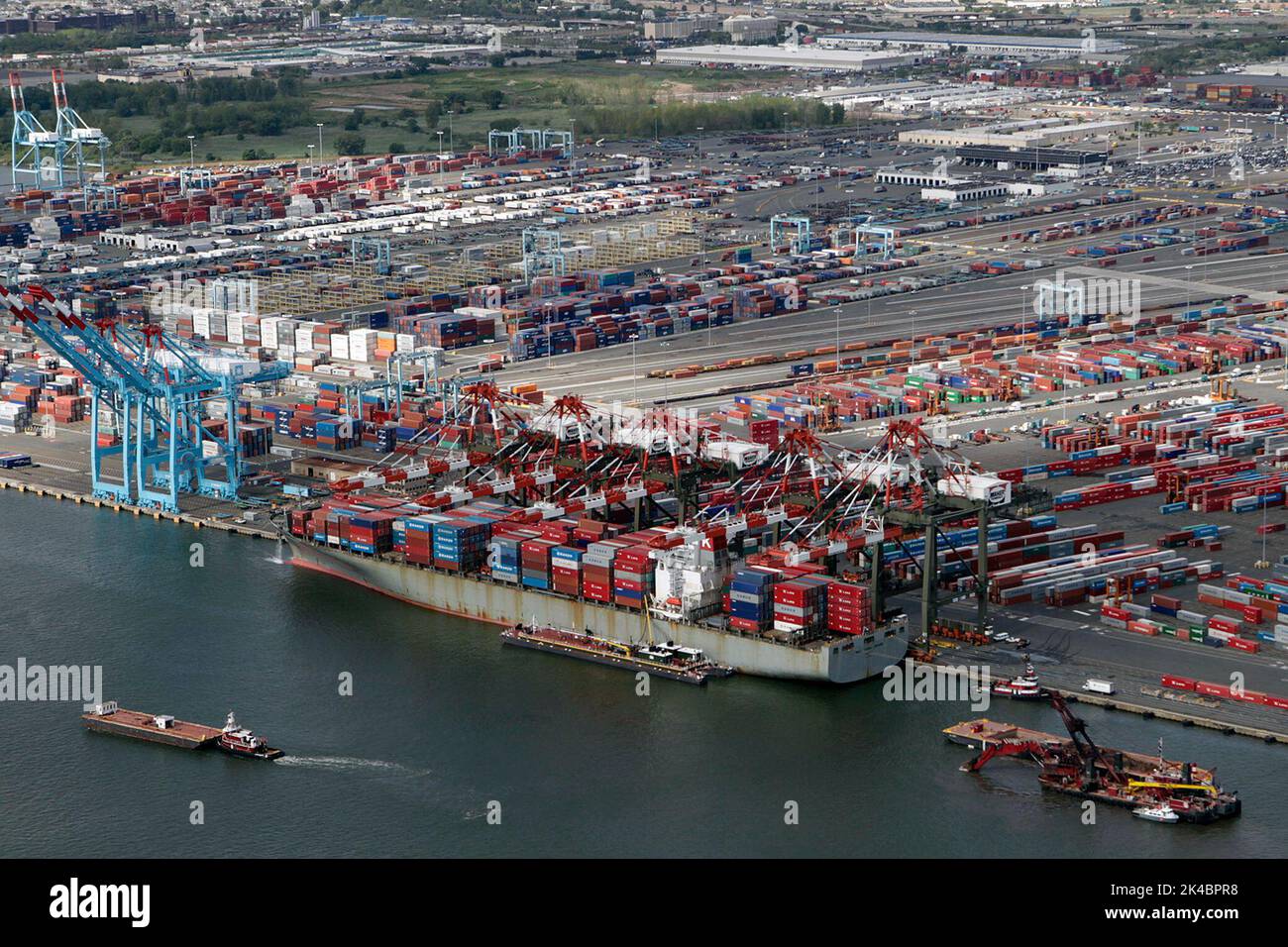 Port newark shipping containers hi-res stock photography and images - Alamy