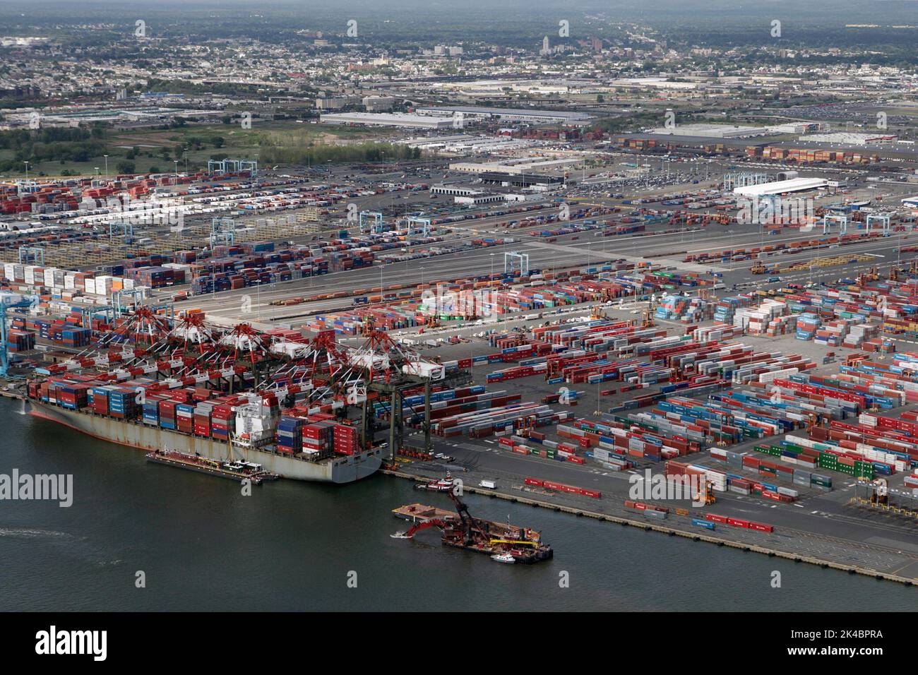 Port newark shipping containers hi-res stock photography and images - Alamy