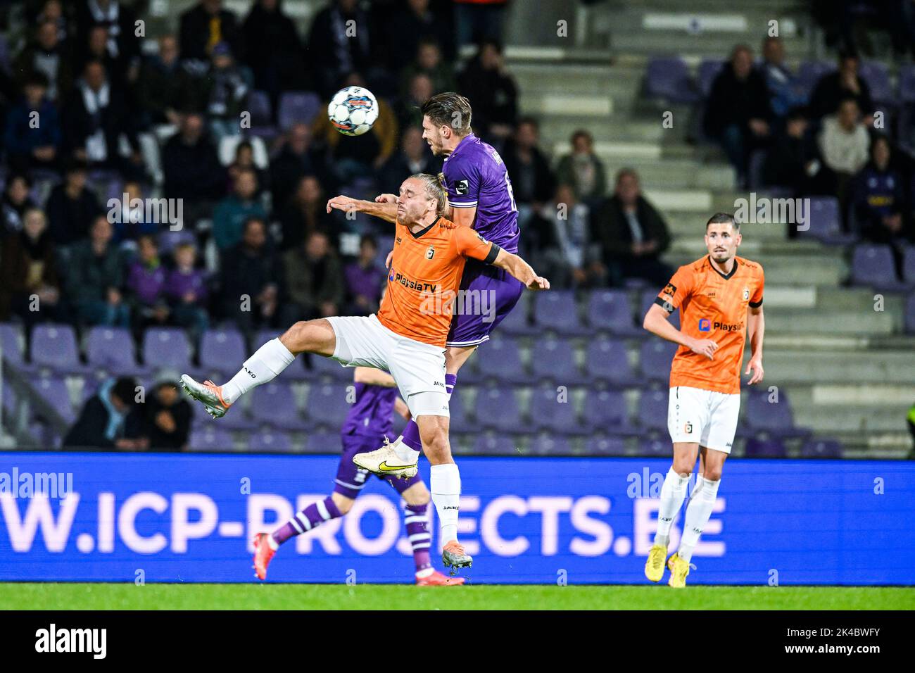 Deinze's Alessio Staelens and Beerschot's Luca Meisl pictured in action ...