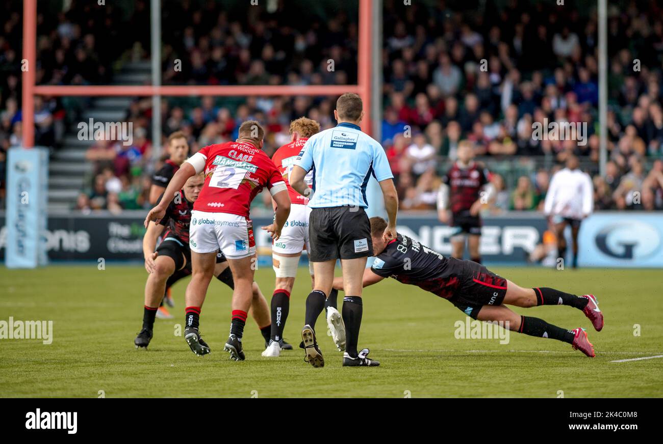 London, UK. 01st Oct, 2022. Owen Farrell of Saracens tackles Ollie ...