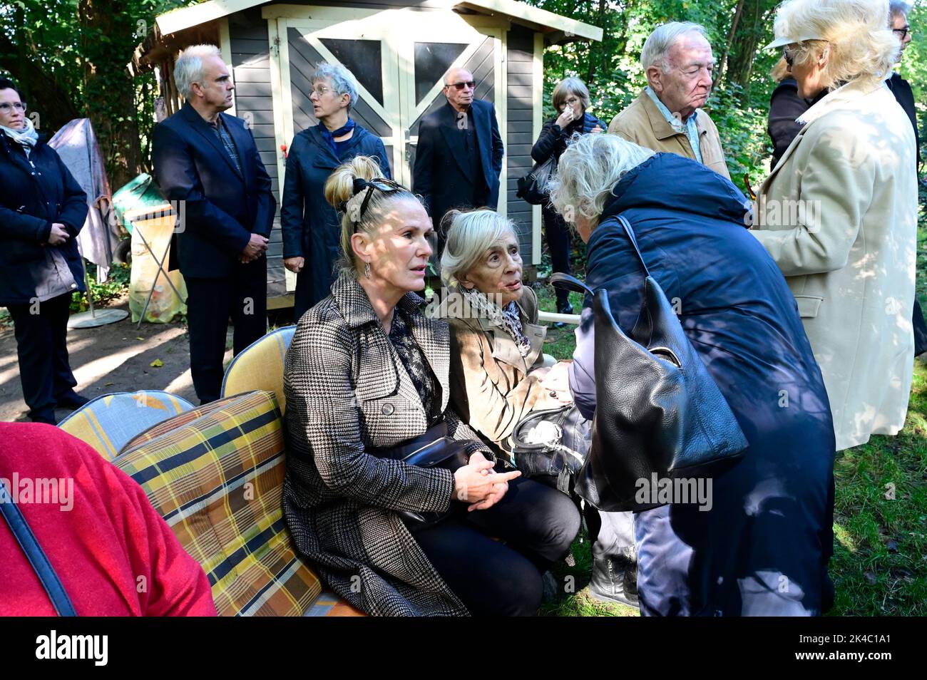 Angelika Honig, Evelin Matt und Brigitte Eisenfeld bei der Beisetzung ...