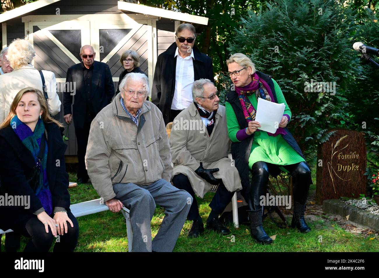 Trauergäste bei der Beisetzung des Schauspielers Heinz Behrens auf dem ...