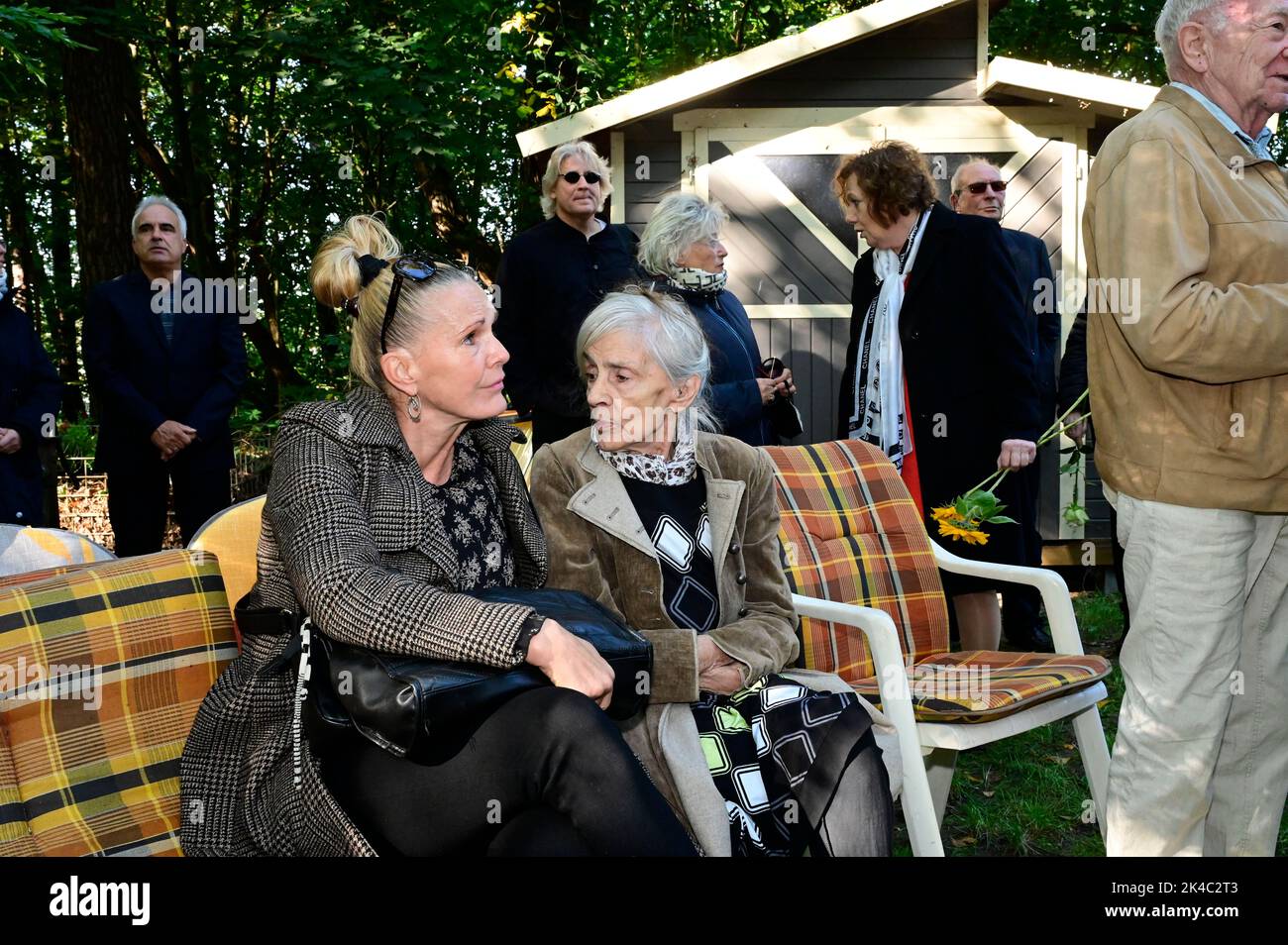 Angelika Honig und Evelin Matt bei der Beisetzung des Schauspielers ...