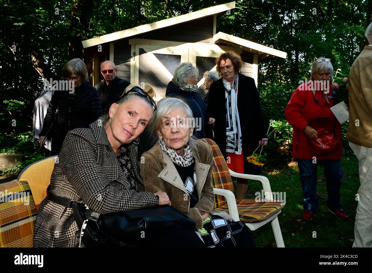 Angelika Honig und Evelin Matt bei der Beisetzung des Schauspielers ...