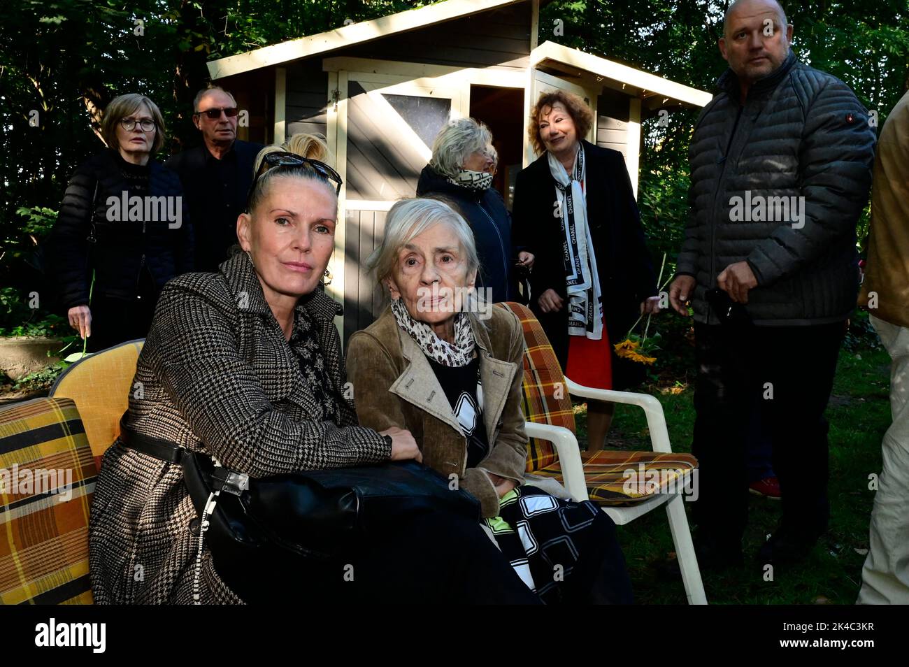 Angelika Honig und Evelin Matt bei der Beisetzung des Schauspielers ...