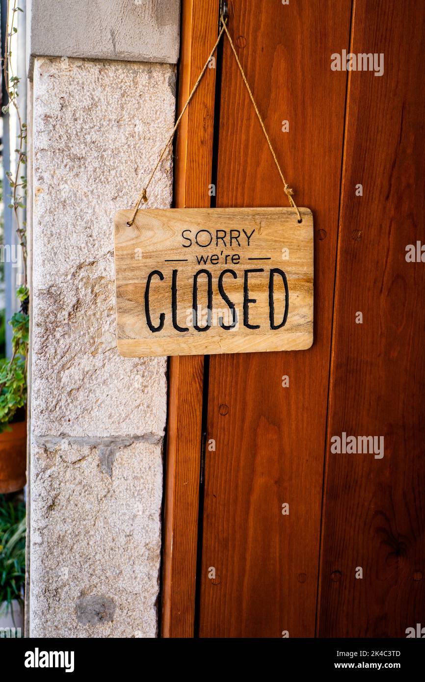 A closed sign made of wood Stock Photo - Alamy