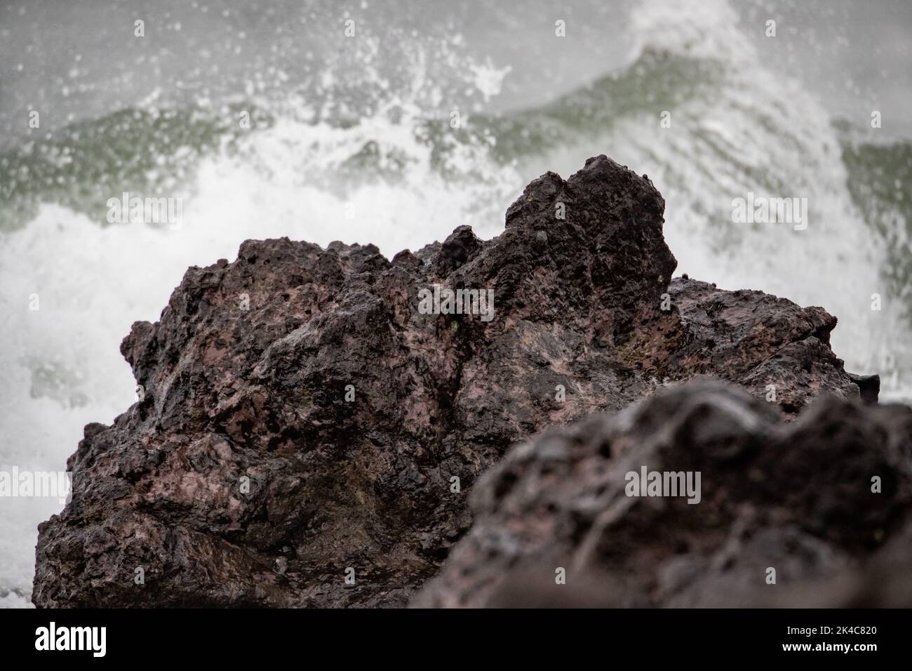 A big waves hitting the rock in the beach Stock Photo - Alamy